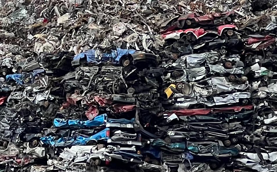 Solve at a car recycling plant jigsaw puzzle online with 77 pieces