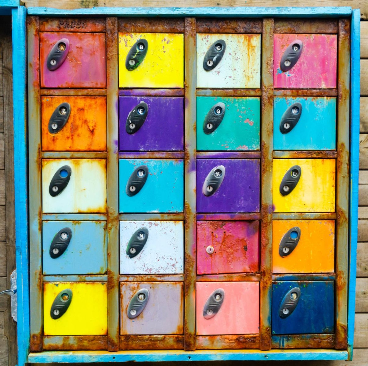 Solve RUSTY LOCKERS jigsaw puzzle online with 36 pieces