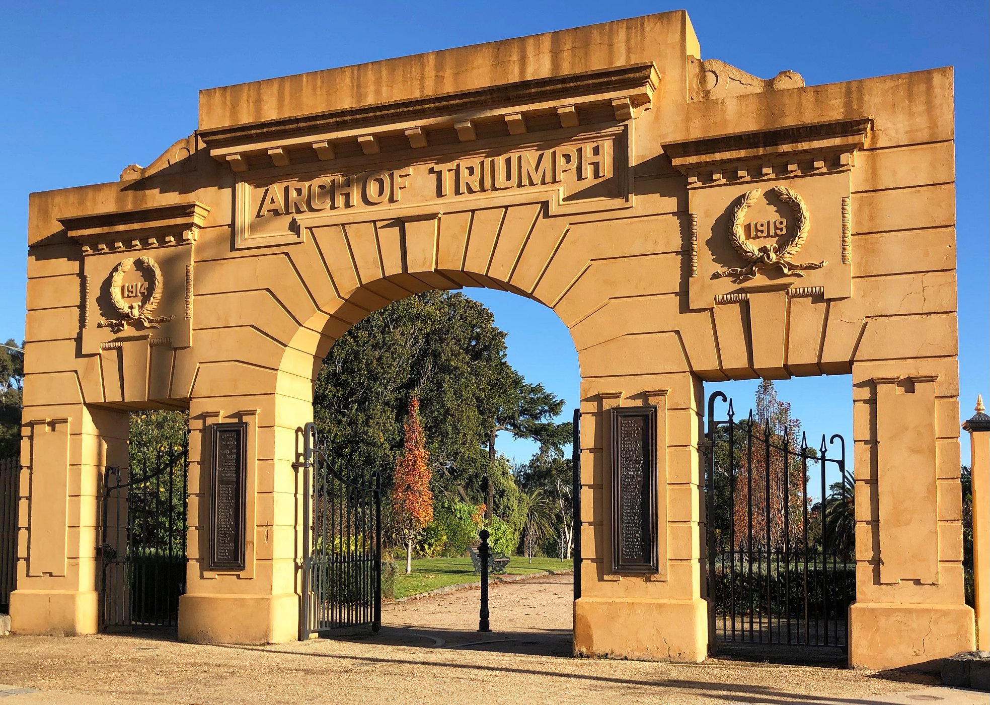 Solve Arch of Triumph - 100 years jigsaw puzzle online with 70 pieces