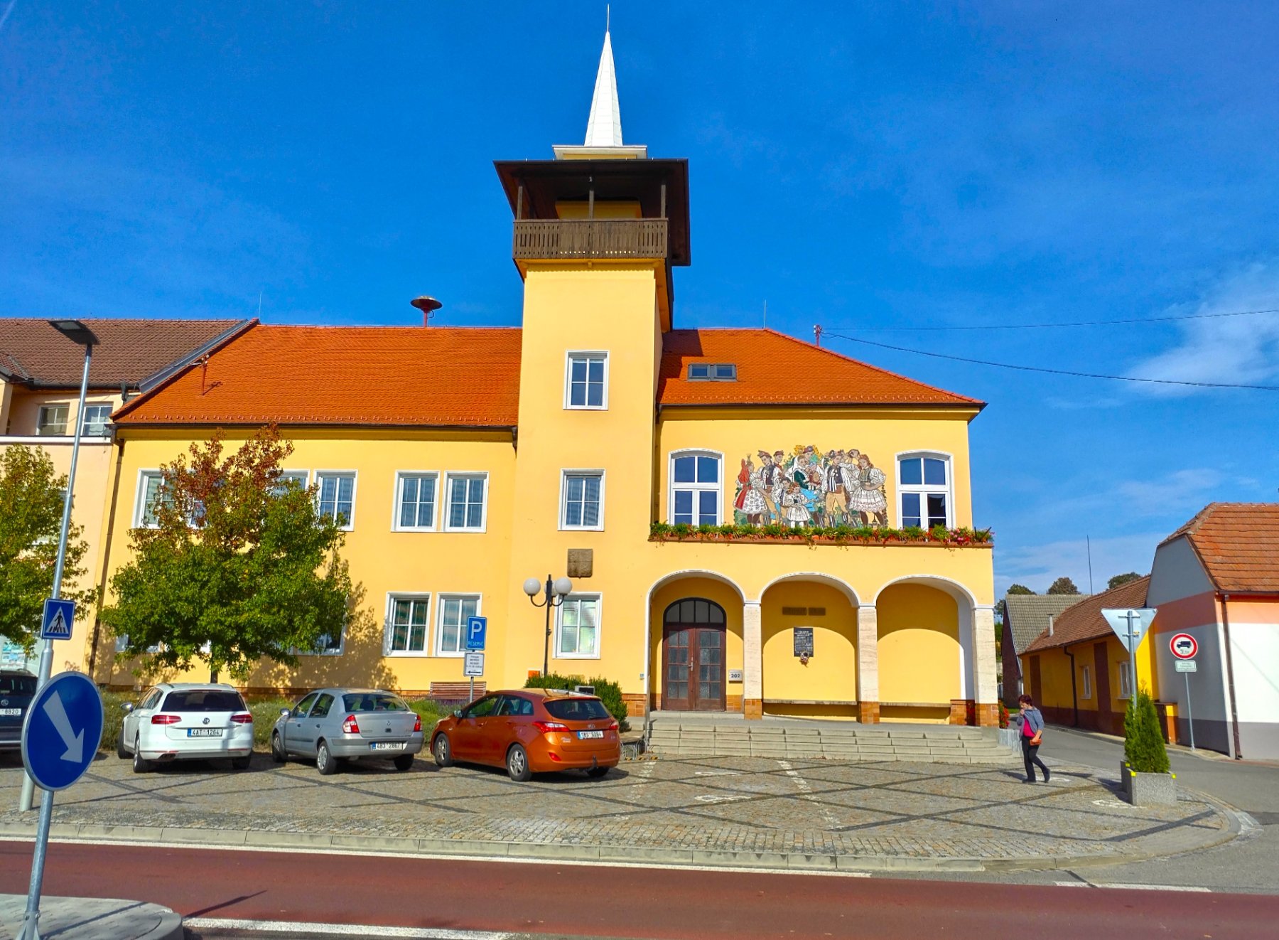 Solve Vracov 1, town hall jigsaw puzzle online with 63 pieces