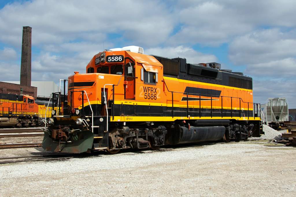 Solve WFRX GP38-2 5586 jigsaw puzzle online with 77 pieces