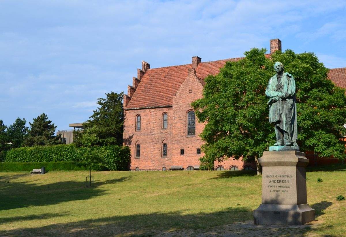 Solve Hans Christian Andersen Monument in Odense jigsaw puzzle online ...