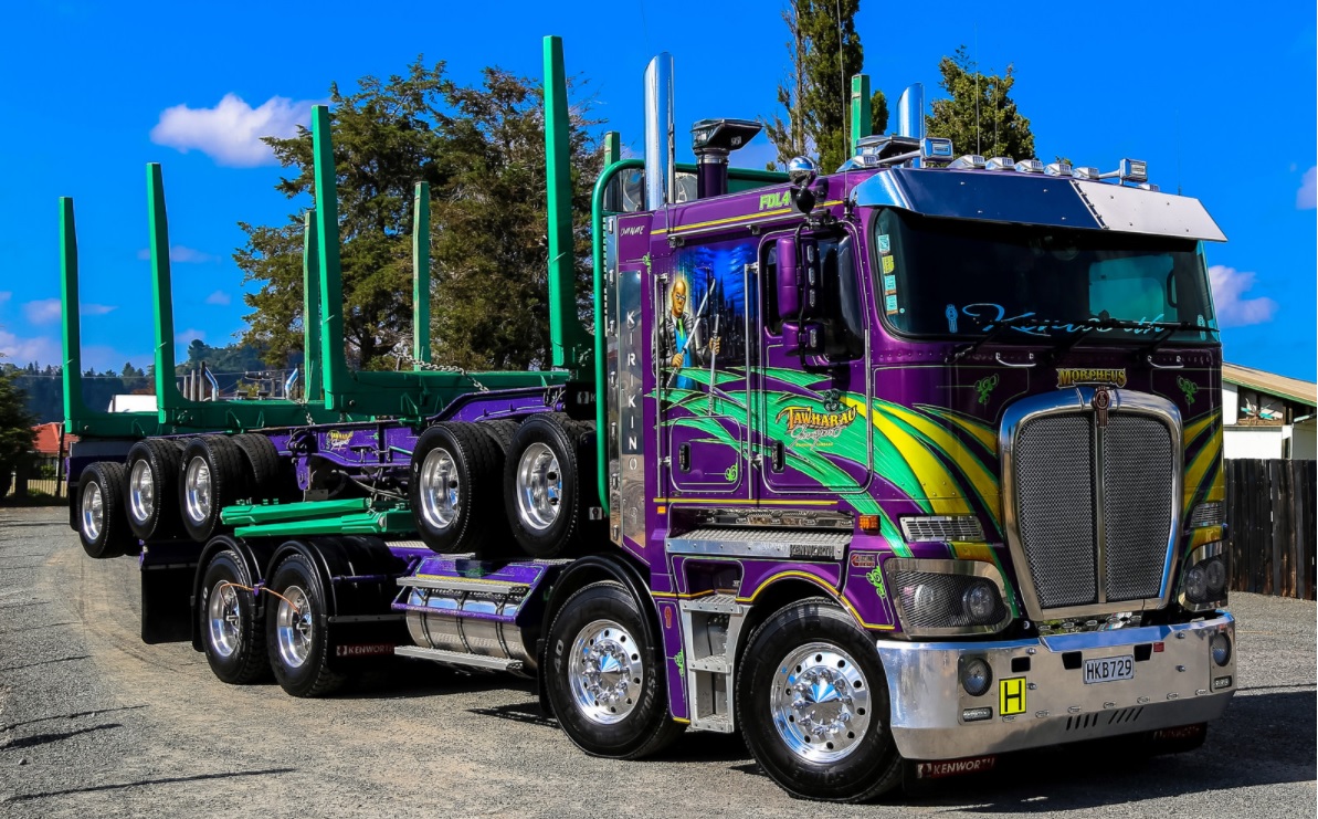 Solve Kenworth logger_01 jigsaw puzzle online with 240 pieces