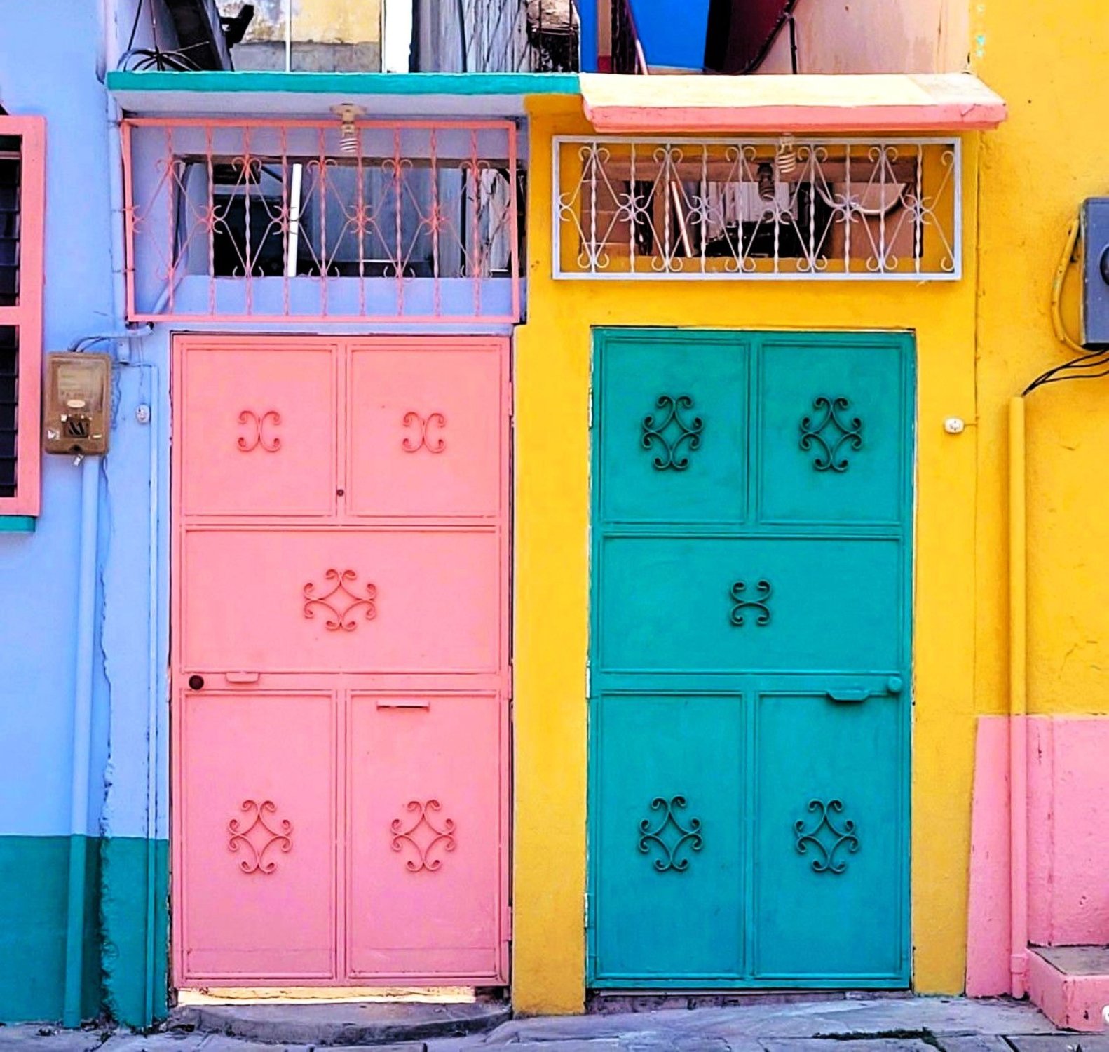 Solve Doors jigsaw puzzle online with 600 pieces