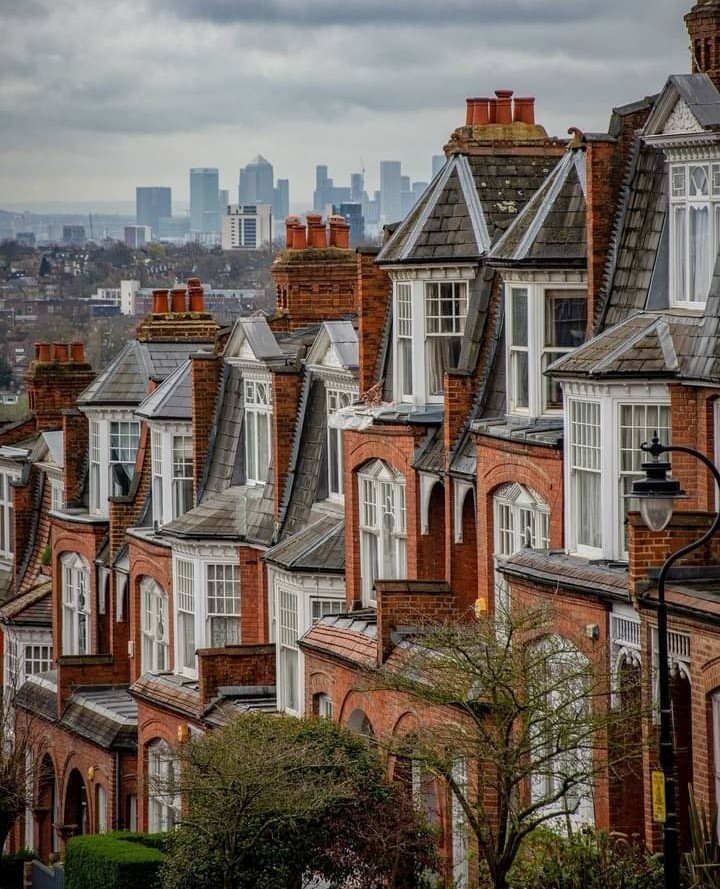 Solve Highgate, London jigsaw puzzle online with 80 pieces