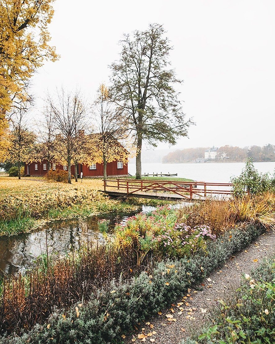 Solve Bridge over calm water jigsaw puzzle online with 120 pieces