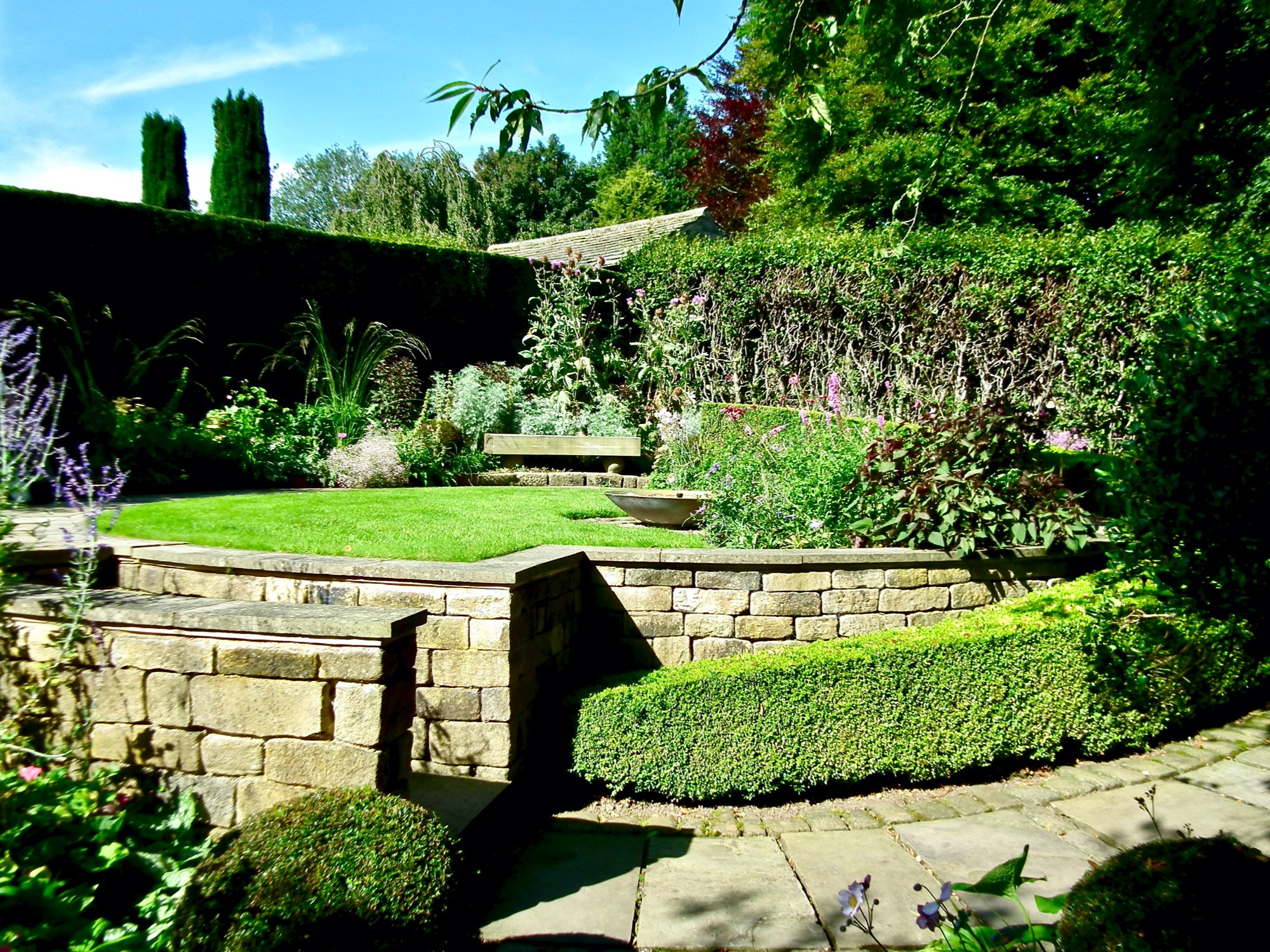 Solve York Gate Garden jigsaw puzzle online with 99 pieces
