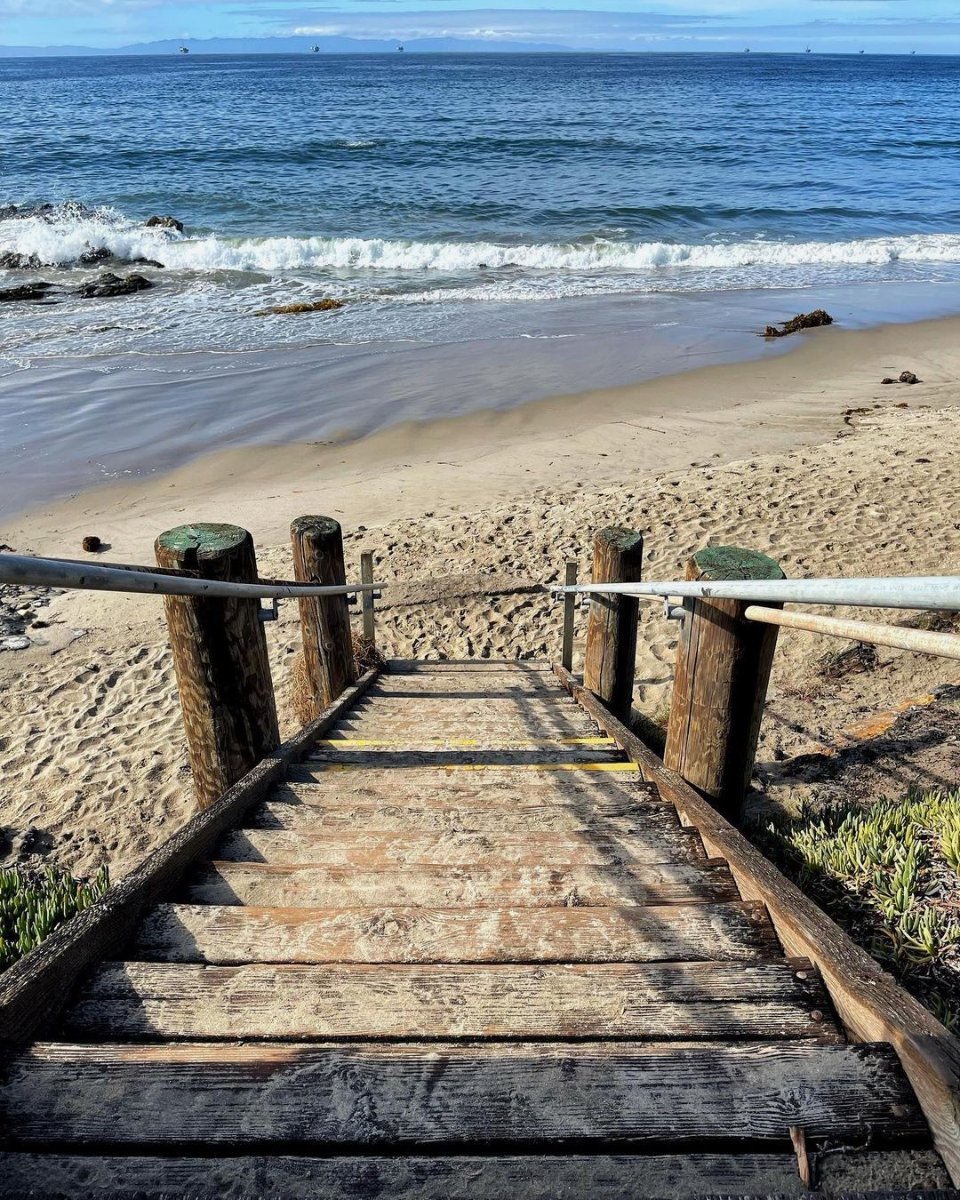 Solve Carpinteria State Beach jigsaw puzzle online with 30 pieces