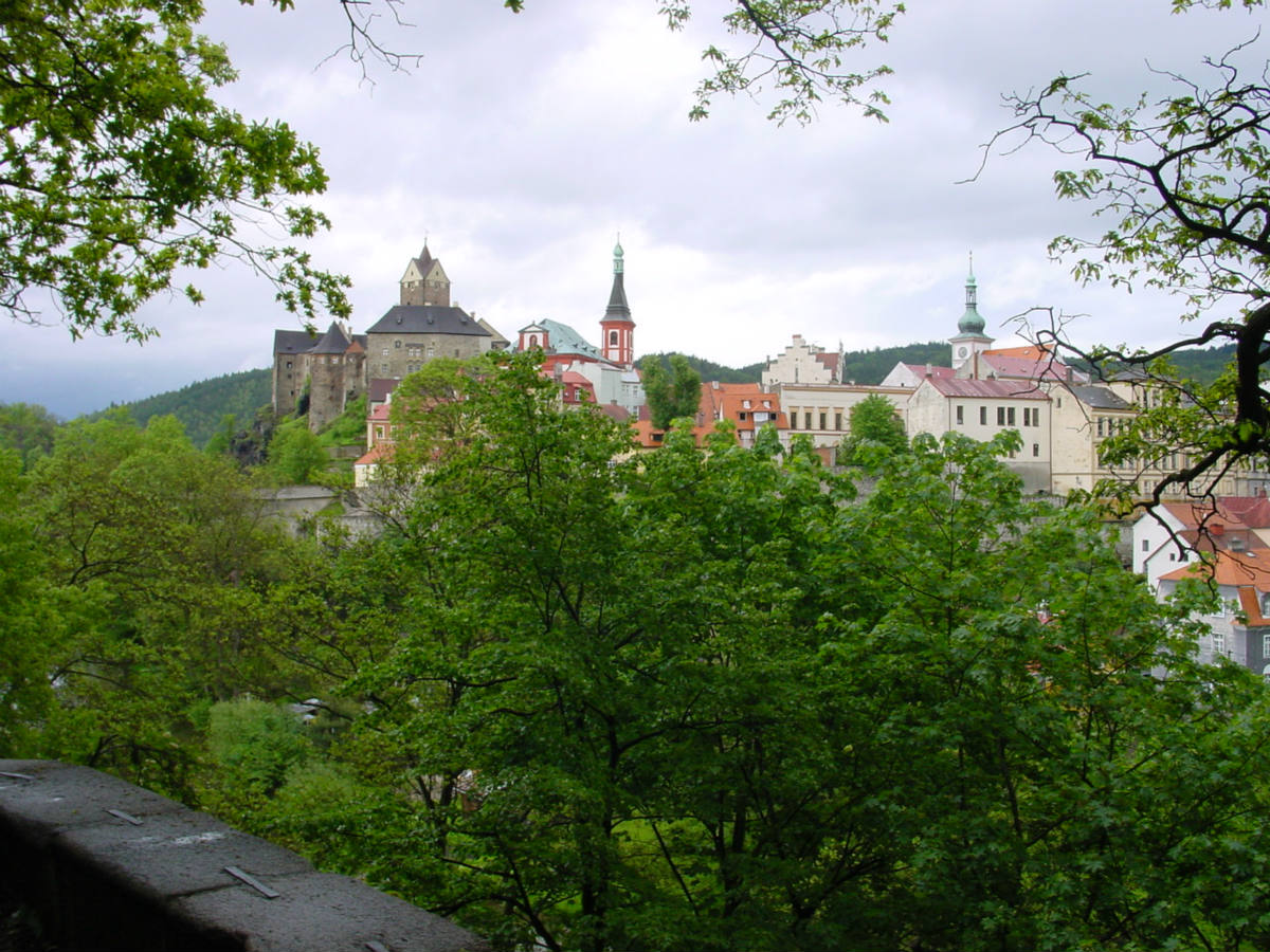 Solve 23.5.2004 Hrad Loket jigsaw puzzle online with 88 pieces