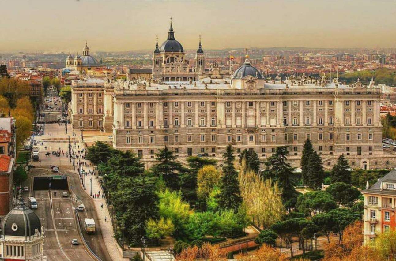 Solve Palacio Real, Madrid jigsaw puzzle online with 35 pieces