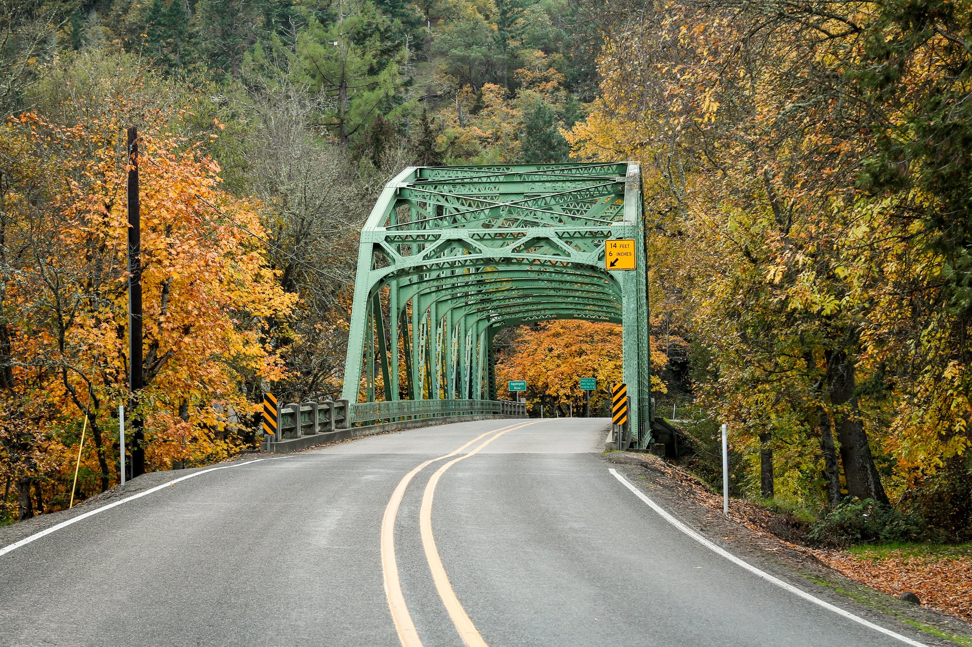 Solve APPLEGATE RIVER BRIDGE jigsaw puzzle online with 77 pieces