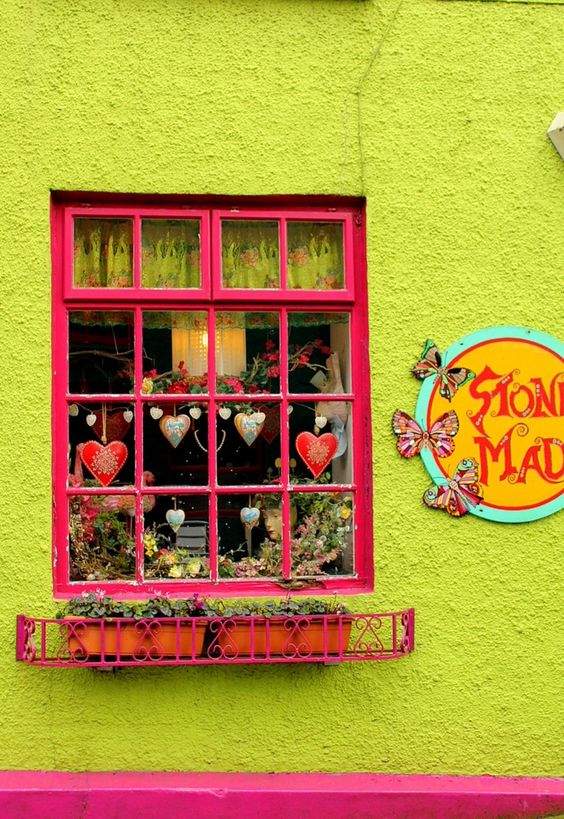 Solve BEAUTIFUL WINDOW jigsaw puzzle online with 70 pieces