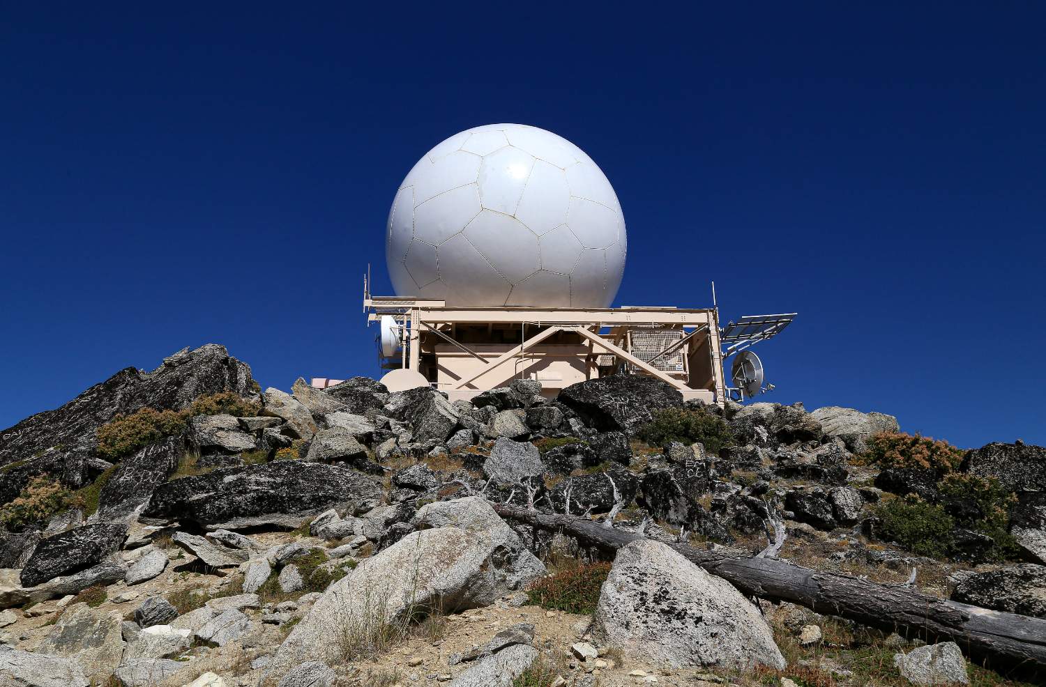 Solve RADAR STATION CLOSE UP jigsaw puzzle online with 77 pieces