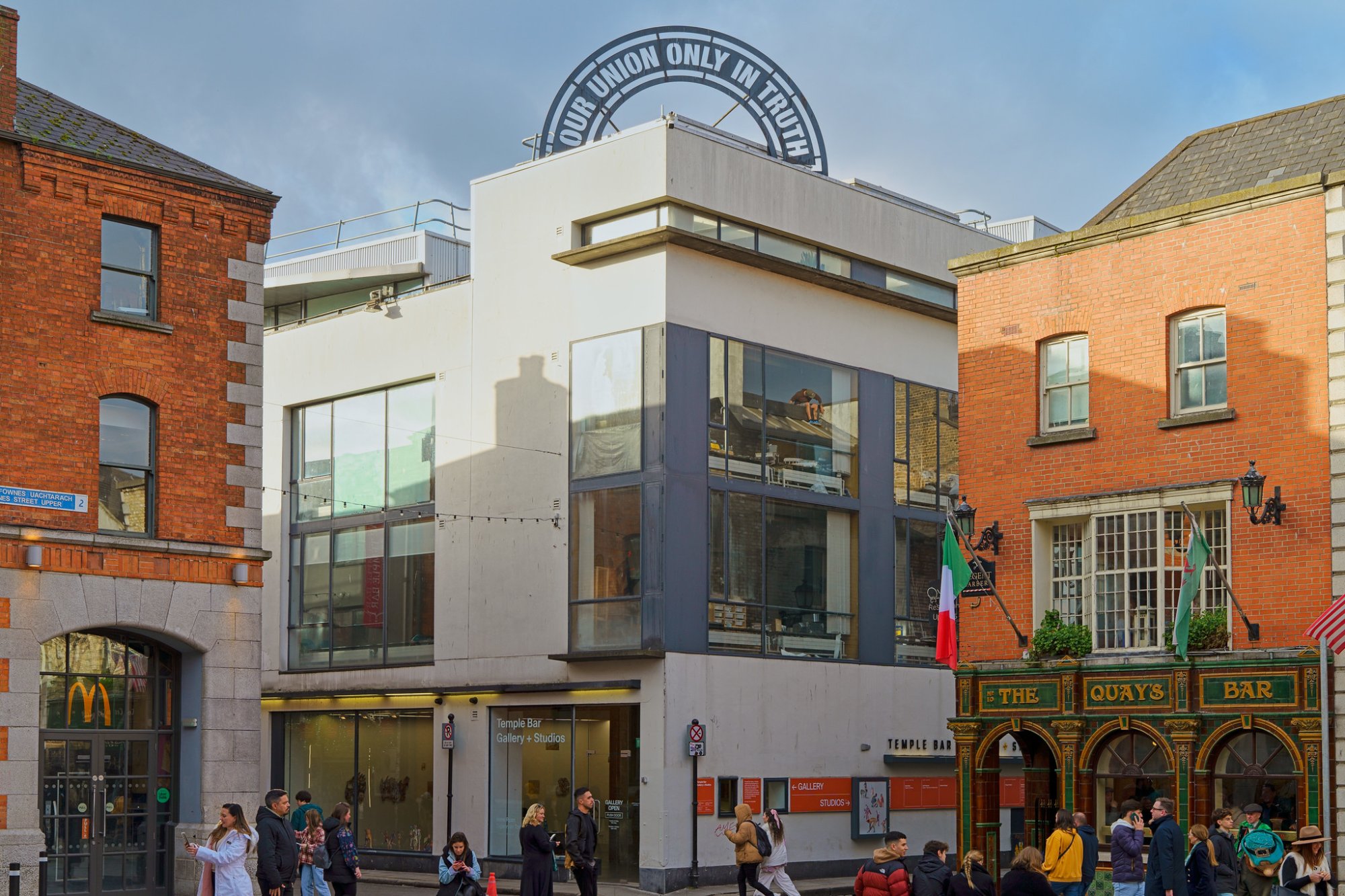 Solve Dublin, Ireland jigsaw puzzle online with 600 pieces