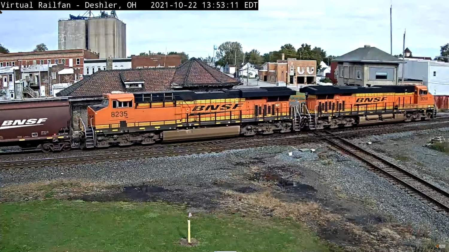 Solve BNSF-8058 & BNSF-8235 eastbound thru Deshler,Ohio/USA jigsaw puzzle online with 45 pieces