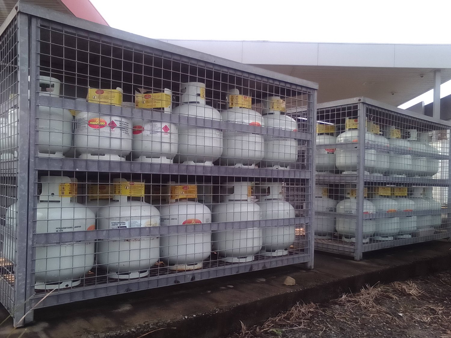 Solve Gas Bottles jigsaw puzzle online with 12 pieces