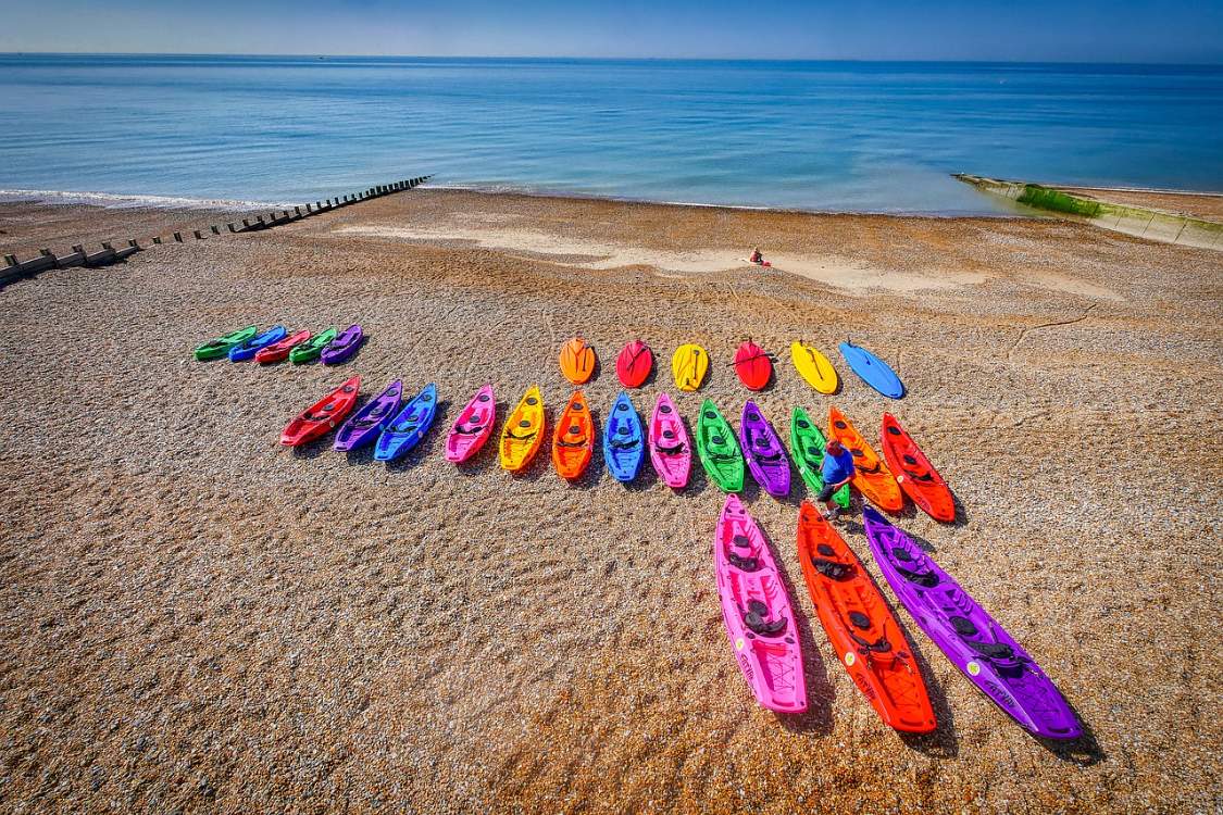 Solve kayak rentals jigsaw puzzle online with 15 pieces