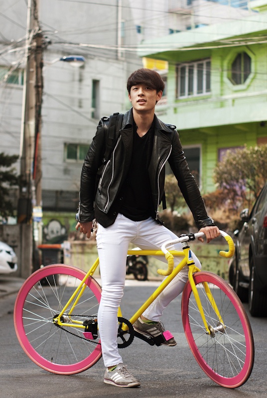 Solve Skini Bike jigsaw puzzle online with 96 pieces