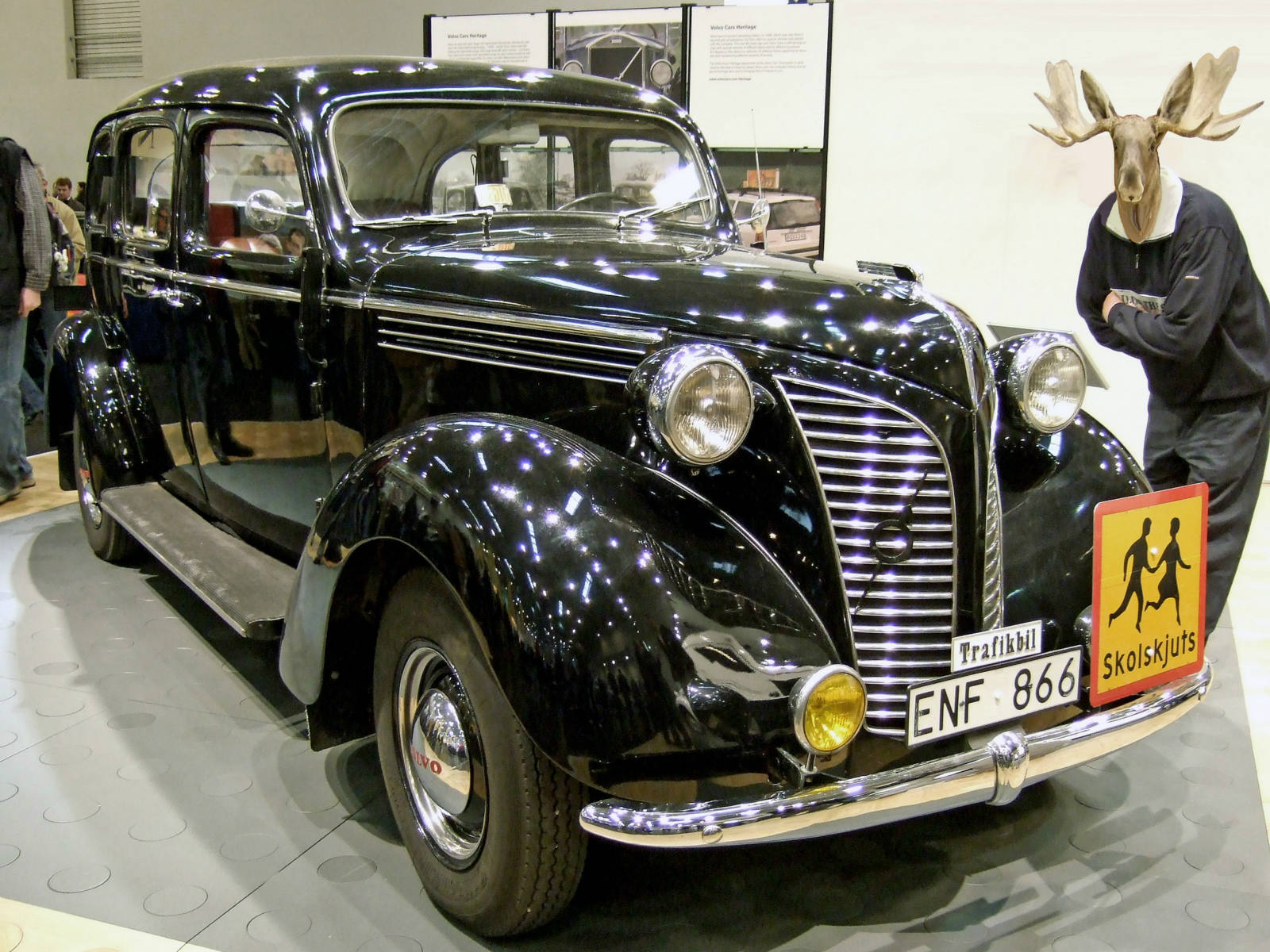 Solve Volvo PV802 1940 jigsaw puzzle online with 221 pieces