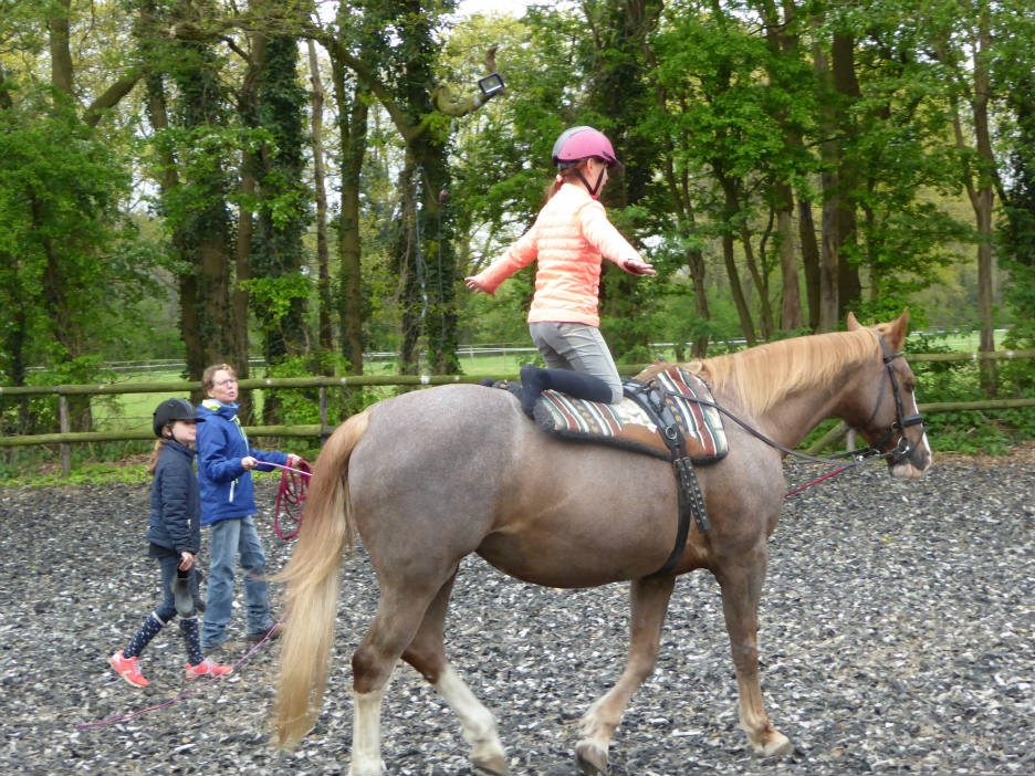 Solve My daughter, giving their first voltige lesson to 2 young girls ...