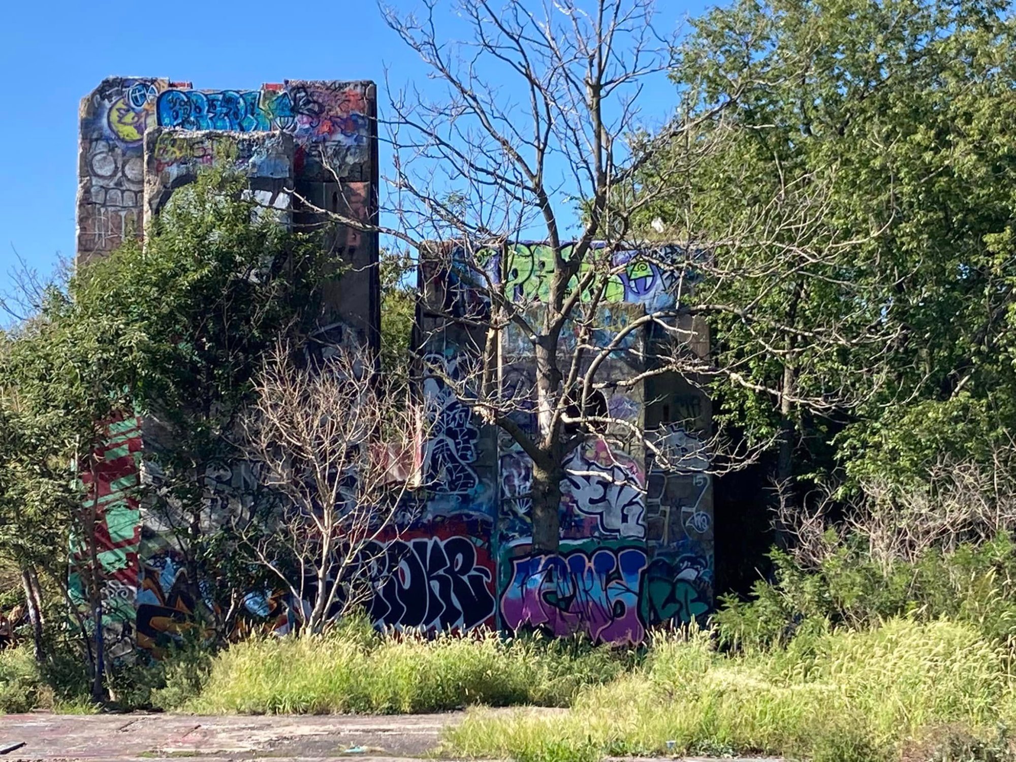 Solve Graffiti Pier - Philadelphia PA jigsaw puzzle online with 594 pieces