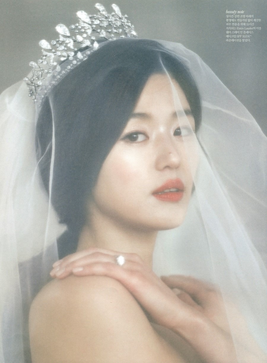 Solve Jun Ji Hyun jigsaw puzzle online with 63 pieces