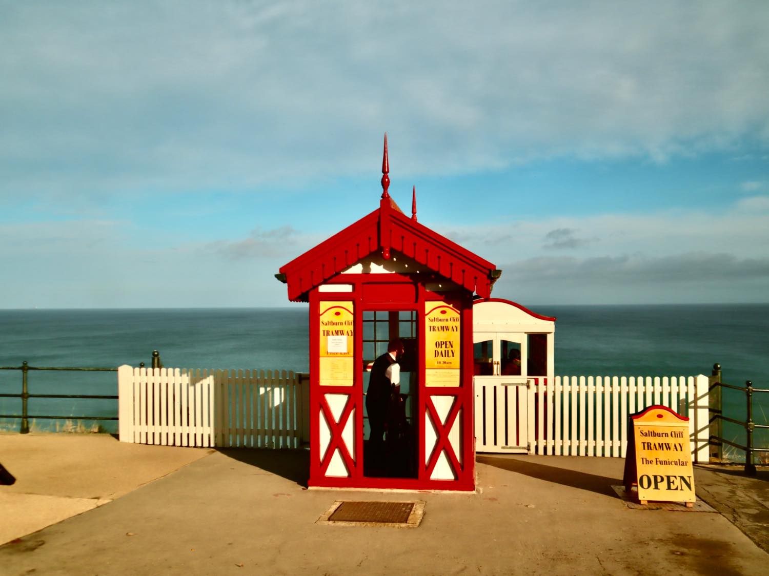 Solve Saltburn-by-the-Sea jigsaw puzzle online with 88 pieces