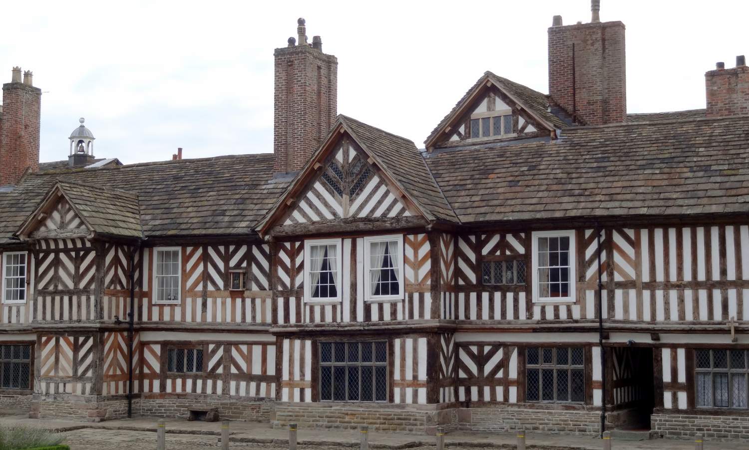 Solve Adlington Hall (2) jigsaw puzzle online with 40 pieces