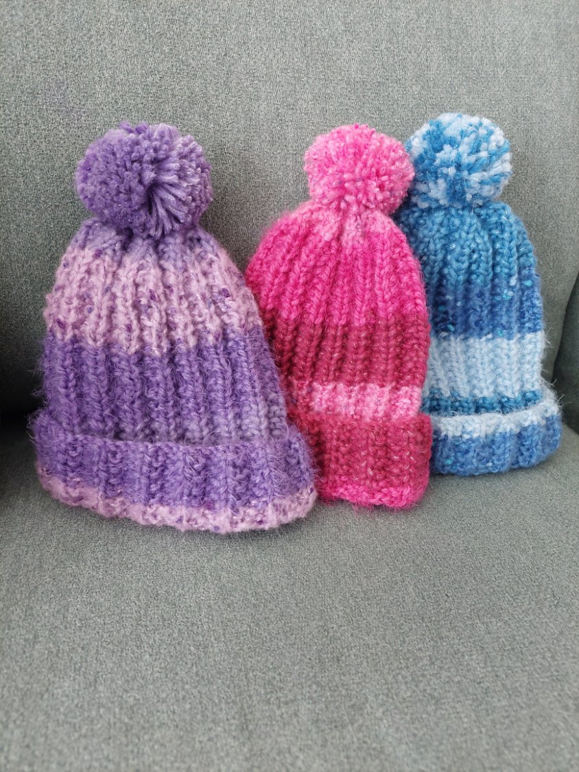 Solve Hat Trio jigsaw puzzle online with 20 pieces