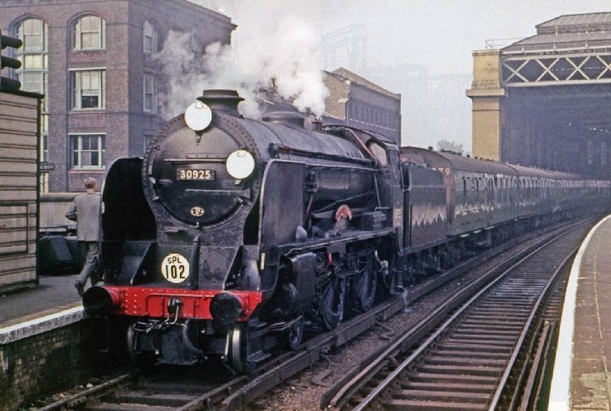 Solve SR Schools Class 4-4-0 30925 Cheltenham at London Bridge, 1962 ...