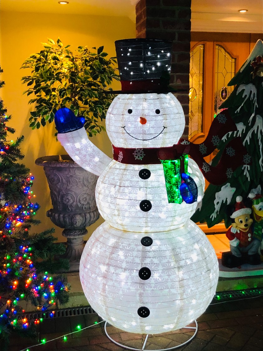 Solve An All Lit Up Snowman jigsaw puzzle online with 20 pieces