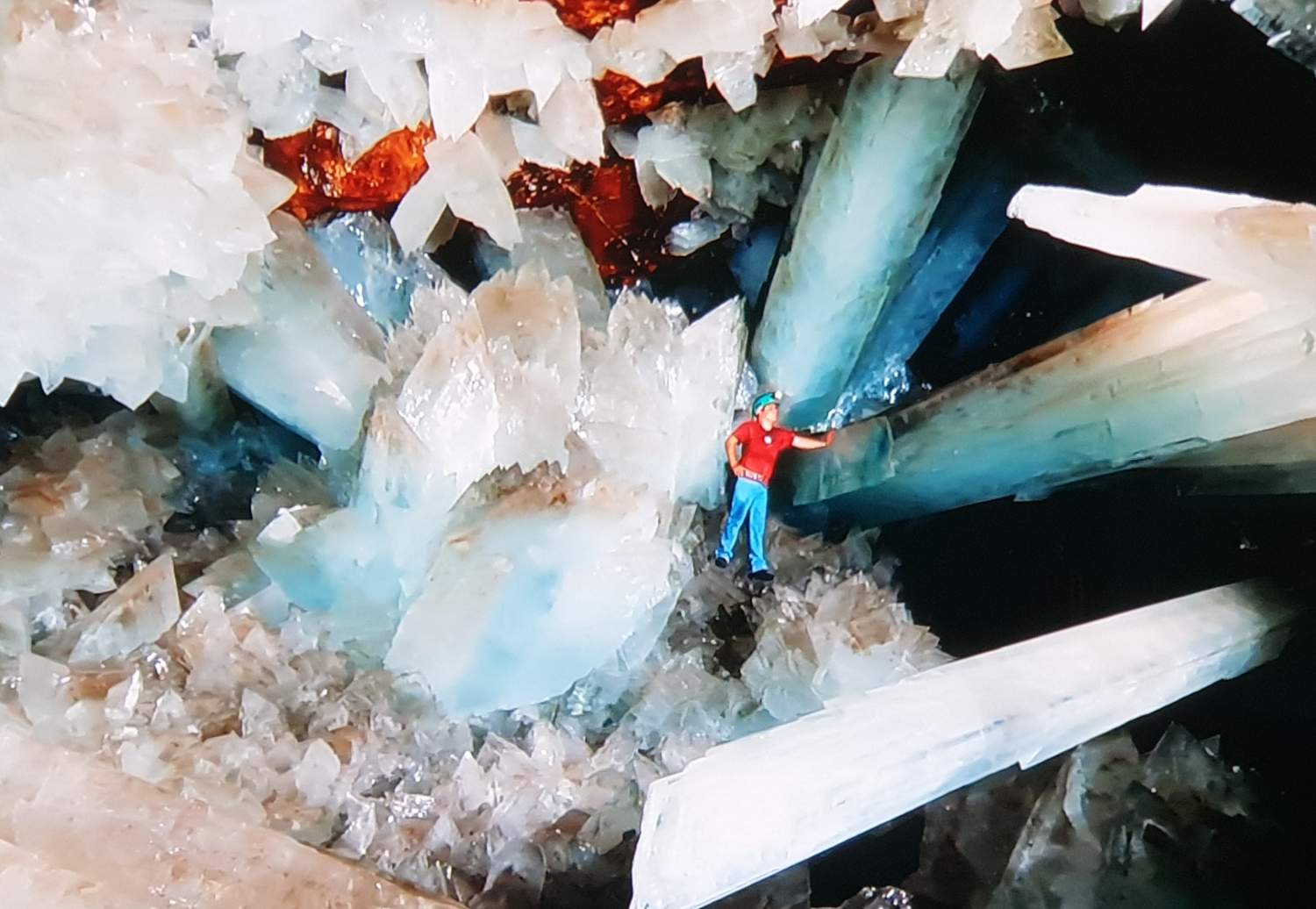 Solve Giant Crystal cave explorer jigsaw puzzle online with 54 pieces