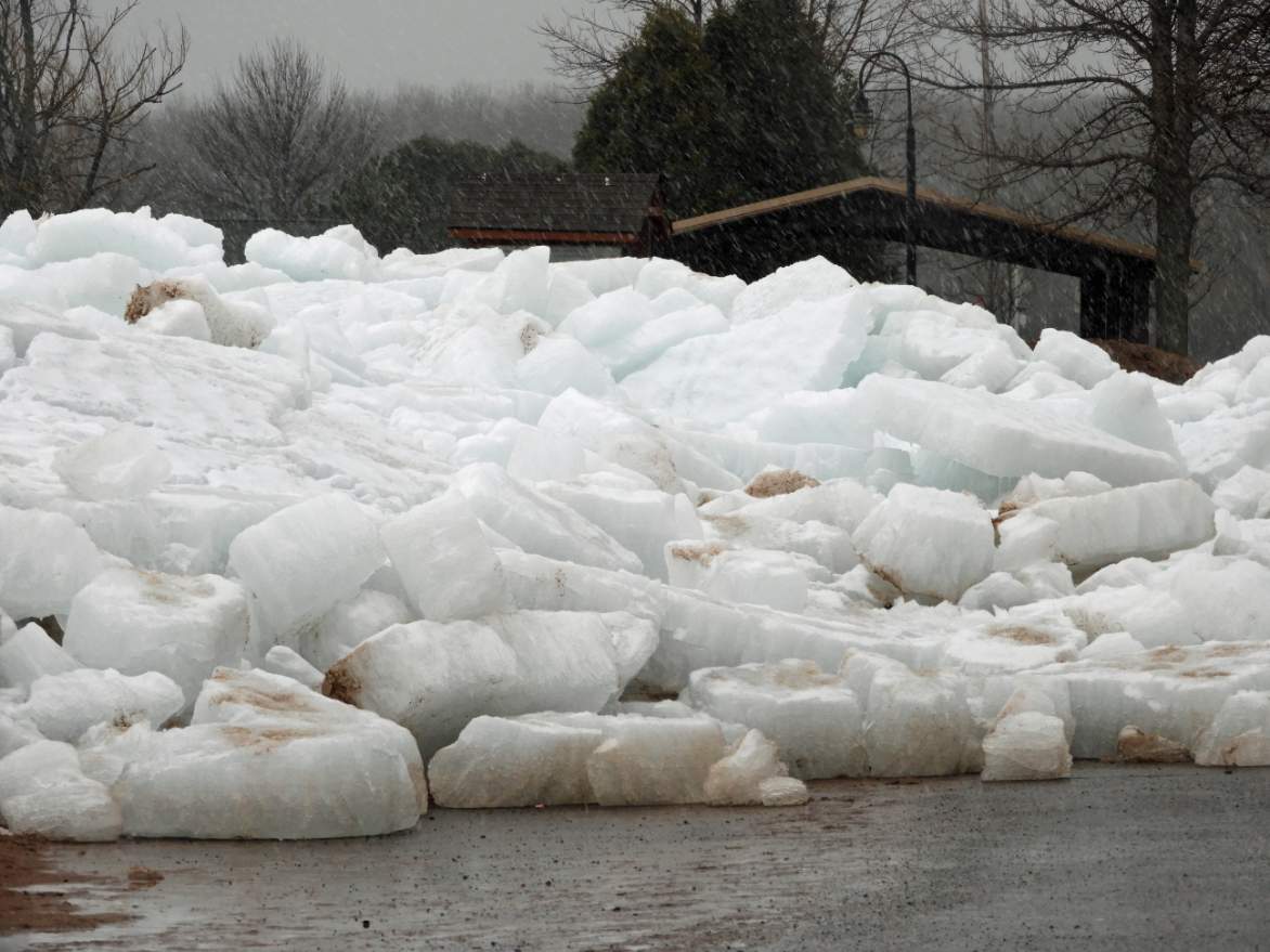 Solve Creeping ice taken yesterday 2 jigsaw puzzle online with 20 pieces