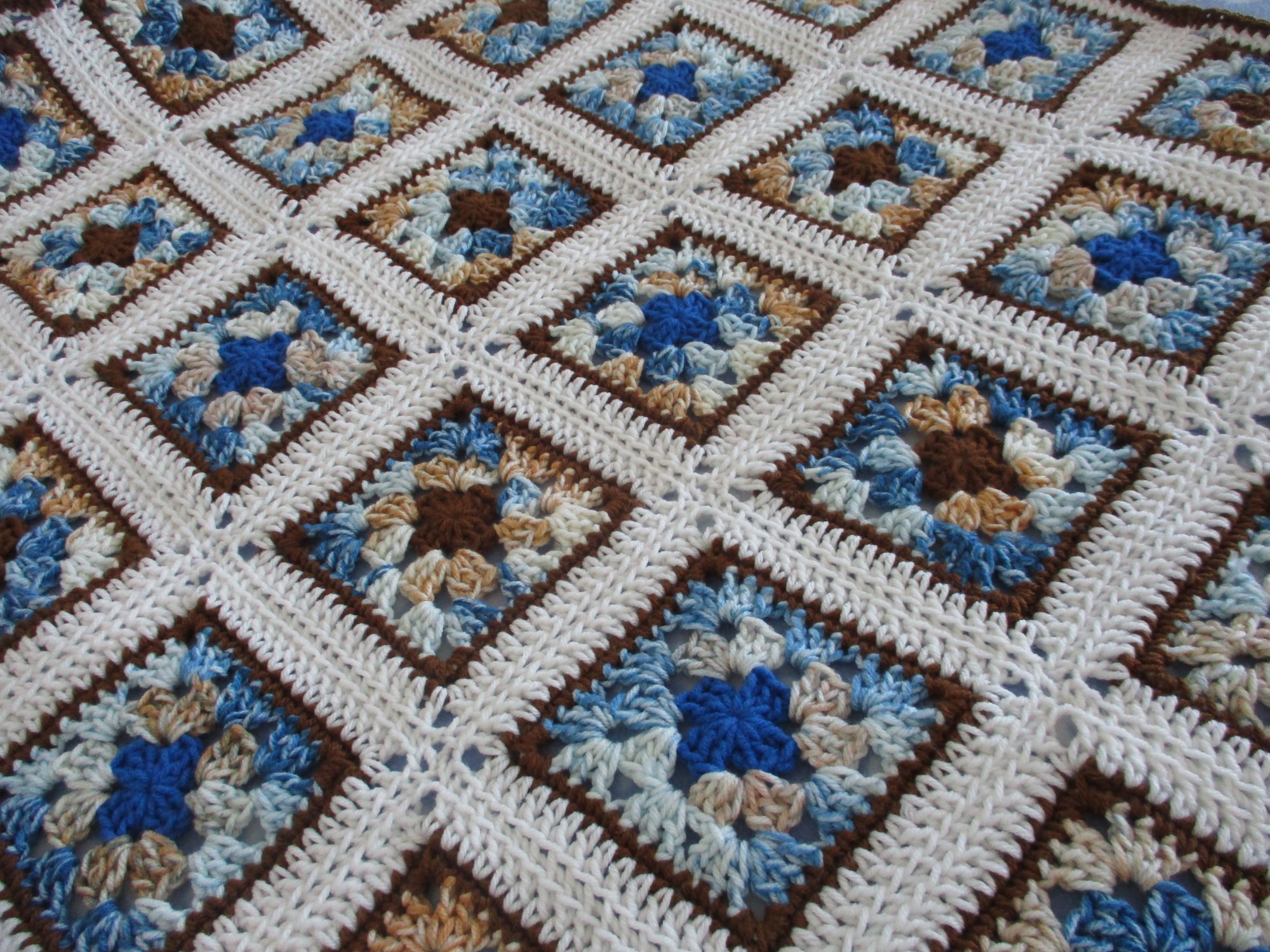 Solve Afghan squares jigsaw puzzle online with 88 pieces