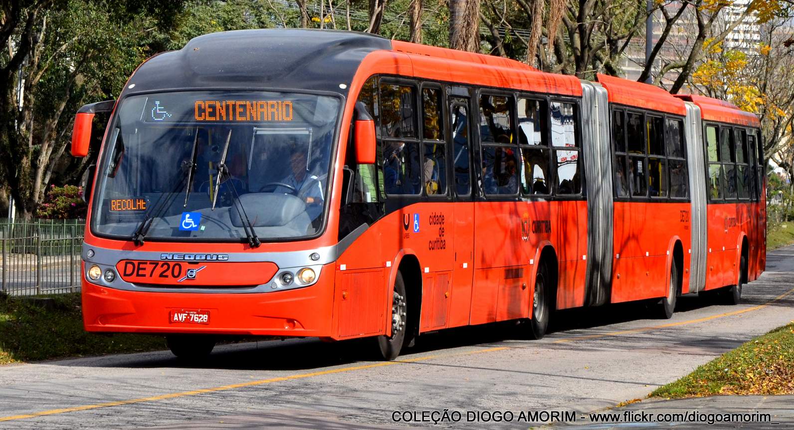 Solve Onibus Biarticulado - Curitiba jigsaw puzzle online with 200 pieces