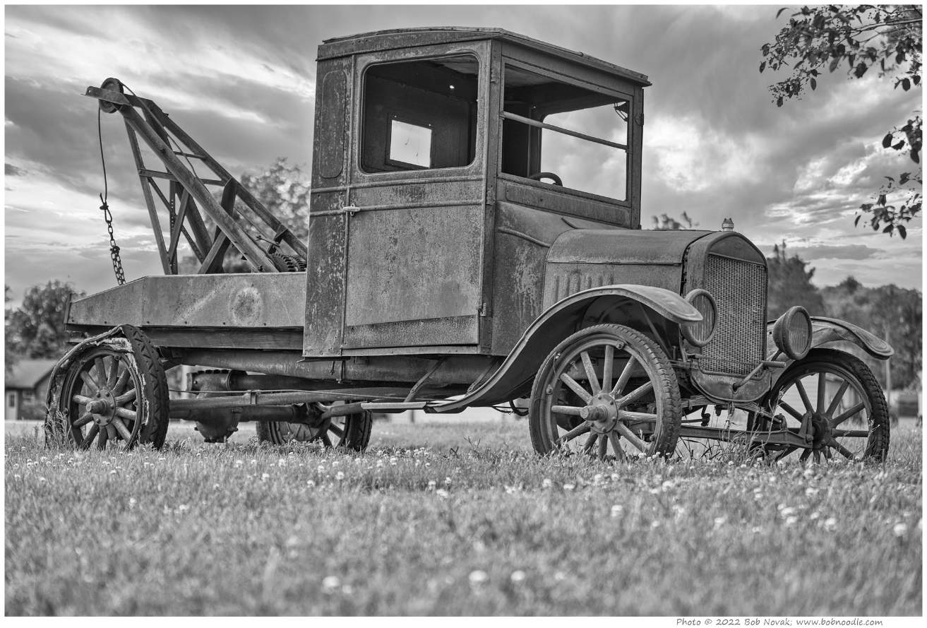 Solve Model T Tow Truck jigsaw puzzle online with 24 pieces
