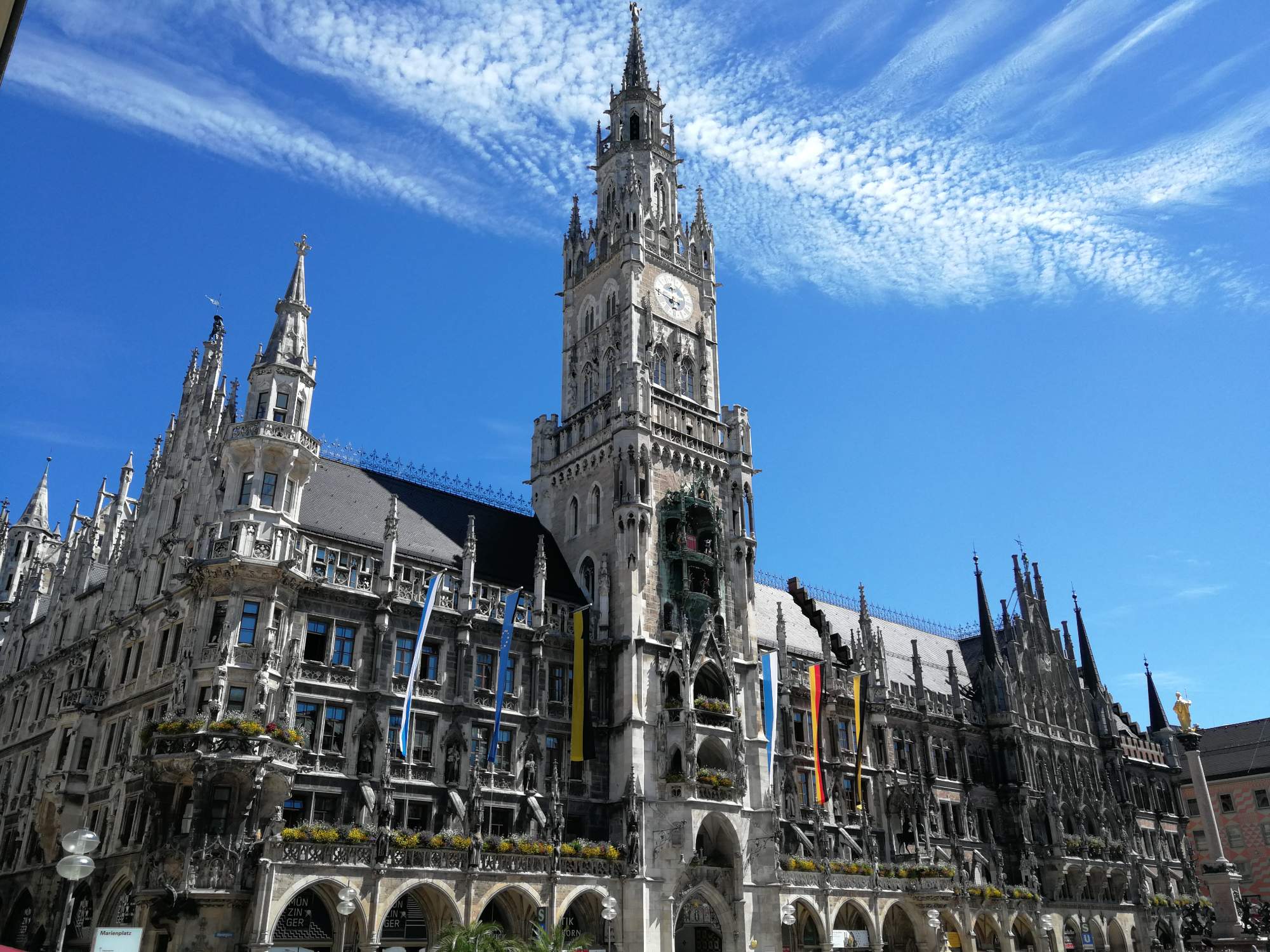 Solve Münchner Rathaus jigsaw puzzle online with 221 pieces
