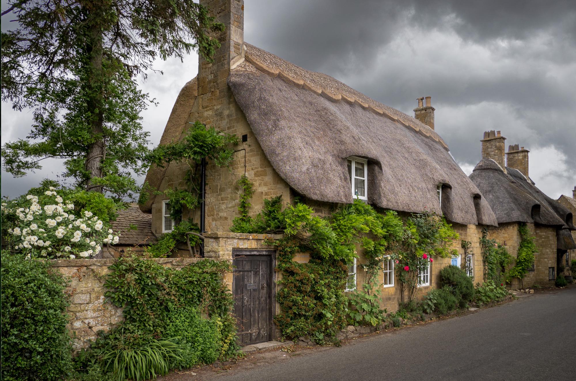 Solve Pye Corner Cottage. Broadway. jigsaw puzzle online with 345 pieces