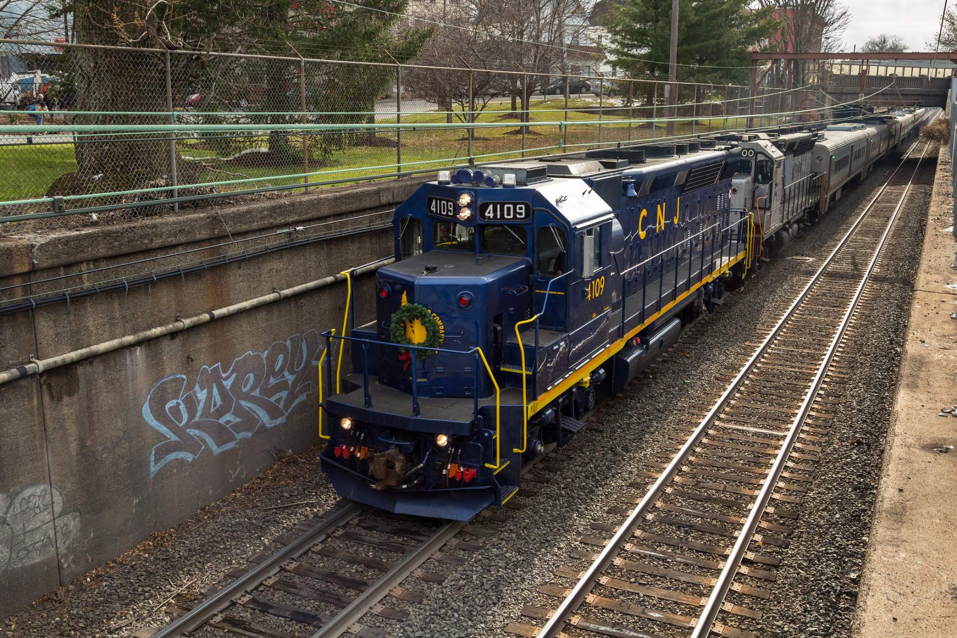 Solve cnj#4109 & njt#4100 run on the former lackawanna montclair branch jigsaw puzzle online ...