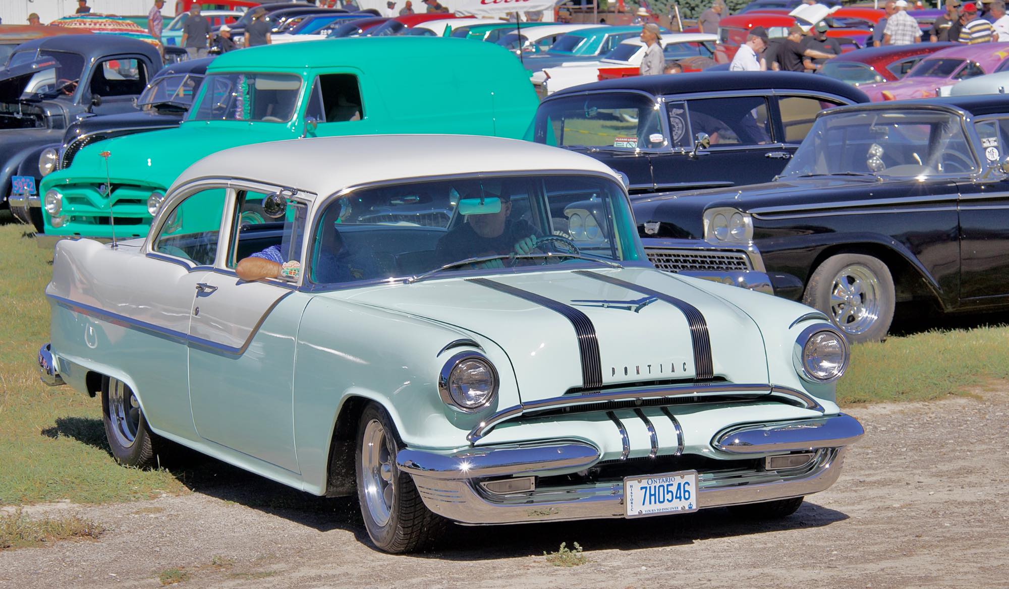 Solve '55 Pontiac jigsaw puzzle online with 594 pieces