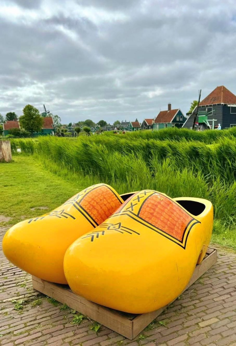 Solve Dutch clogs jigsaw puzzle online with 24 pieces
