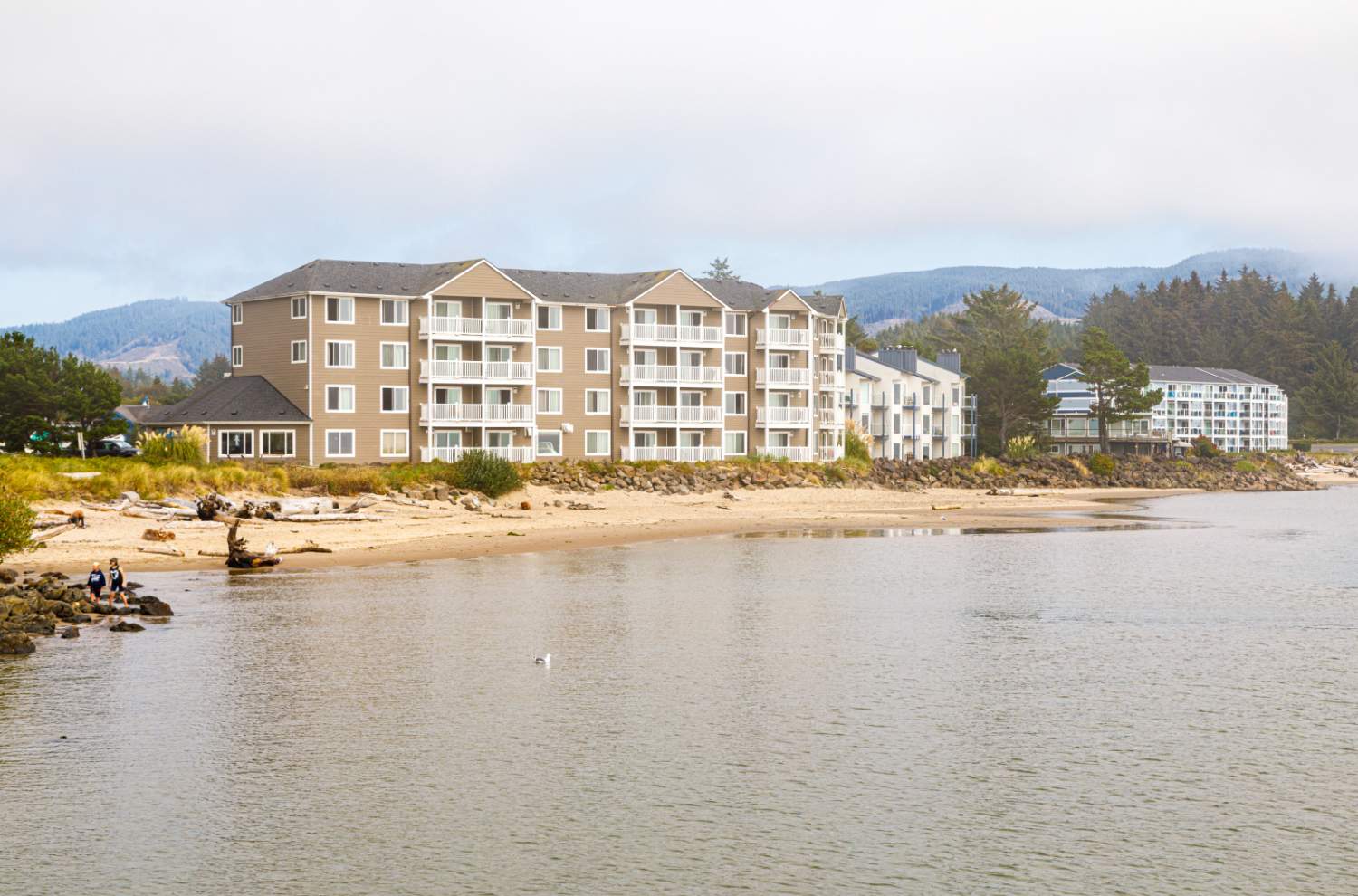 Solve BAYSIDE MOTEL jigsaw puzzle online with 96 pieces