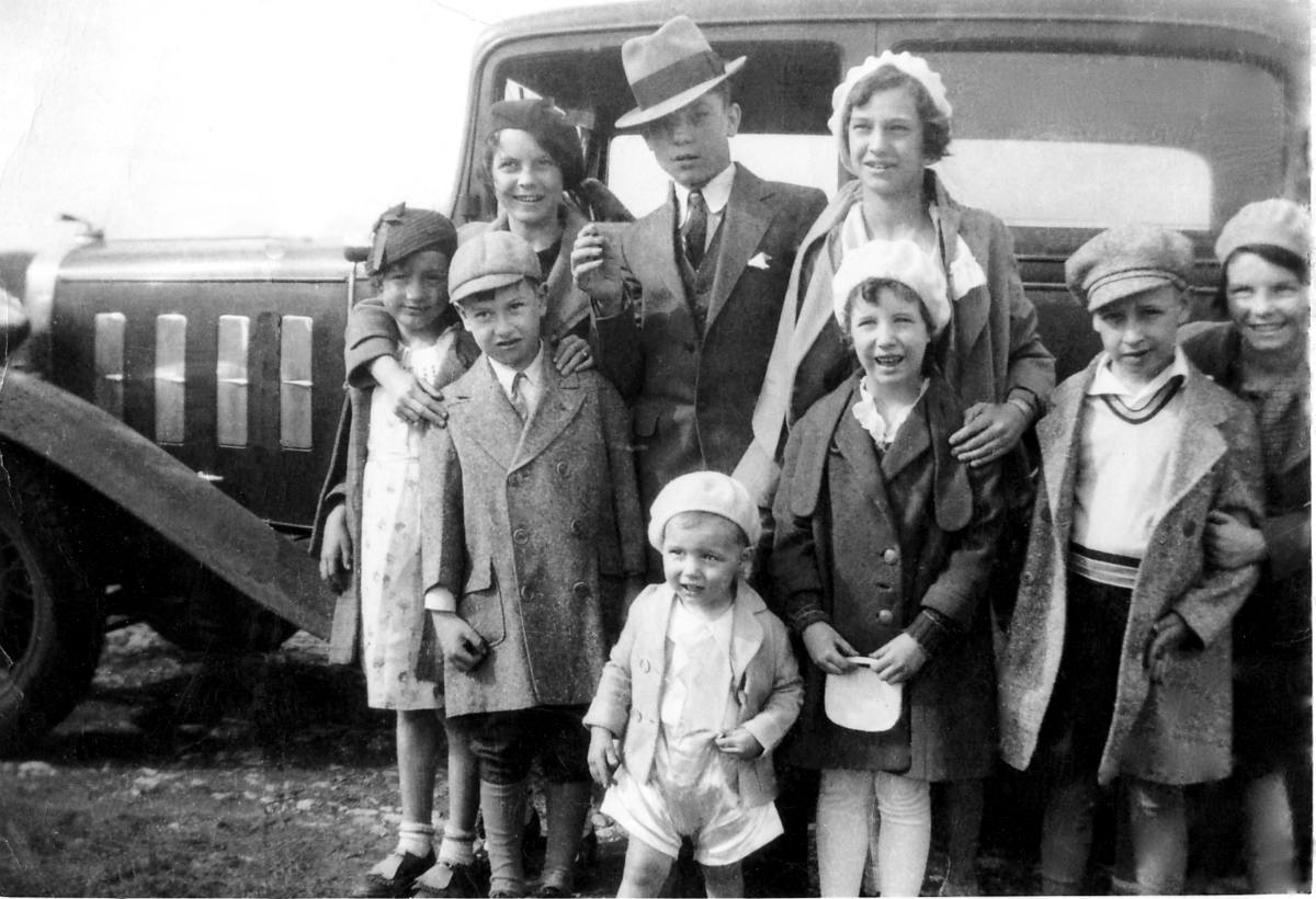 Solve 1936 Family Photo jigsaw puzzle online with 96 pieces