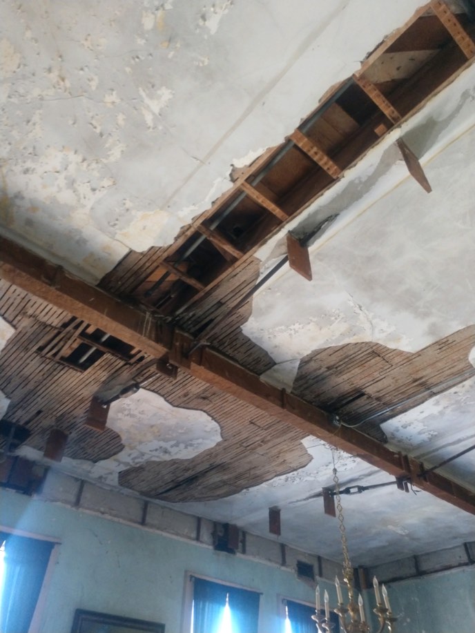 Solve Inside Preston Castle jigsaw puzzle online with 12 pieces