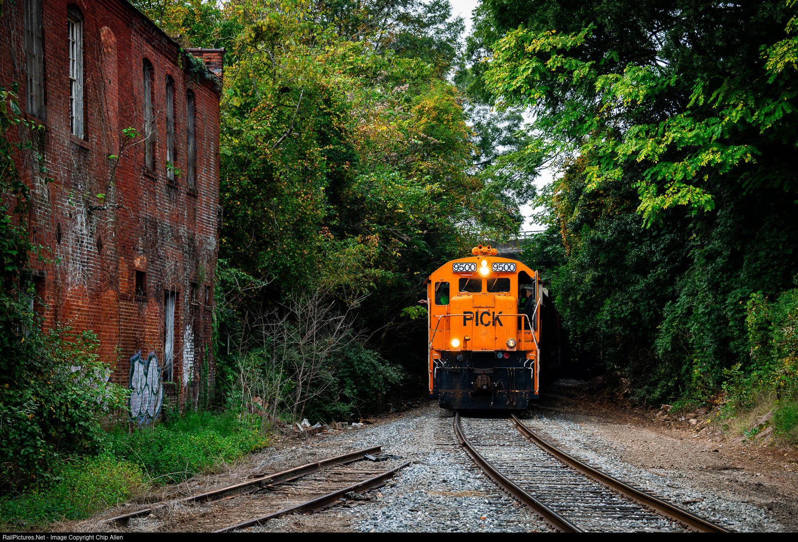 Jigsaw Puzzle | 40 pieces | A Pickens "Pumpkin" exits a tunnel. | Jigidi