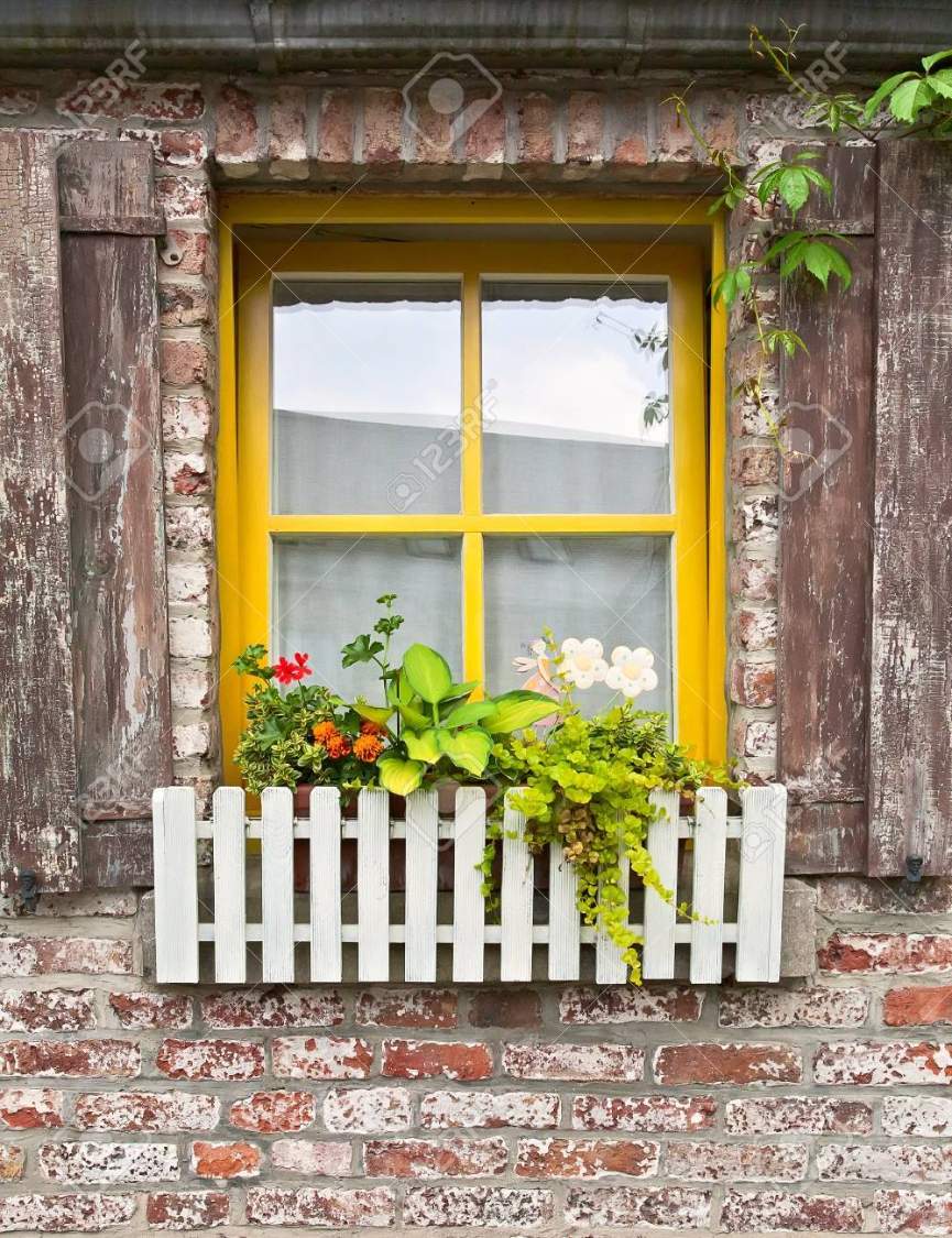 Solve BEAUTIFUL WINDOW jigsaw puzzle online with 63 pieces