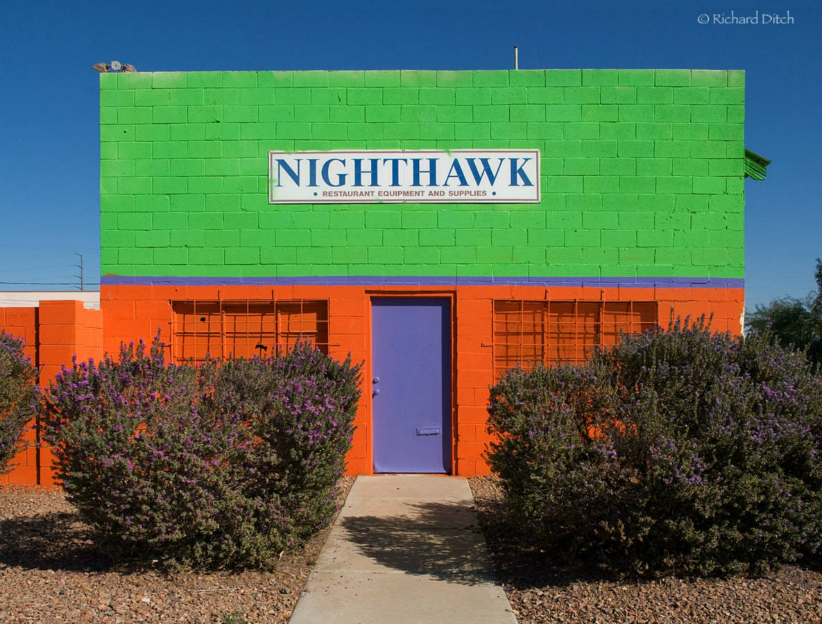 Solve Nighthawk Building jigsaw puzzle online with 88 pieces