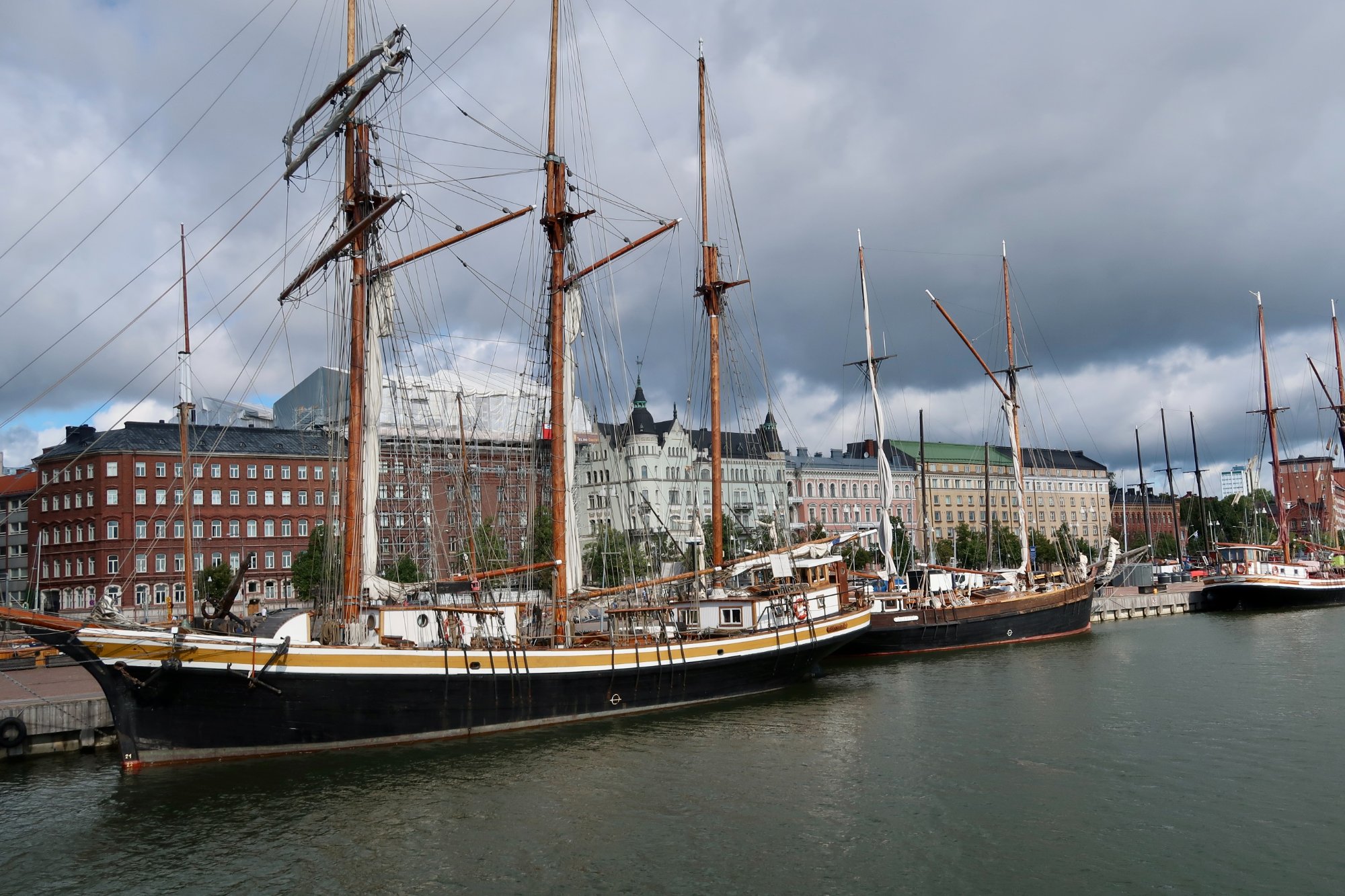 Solve Helsinki Pohjoisranta jigsaw puzzle online with 70 pieces