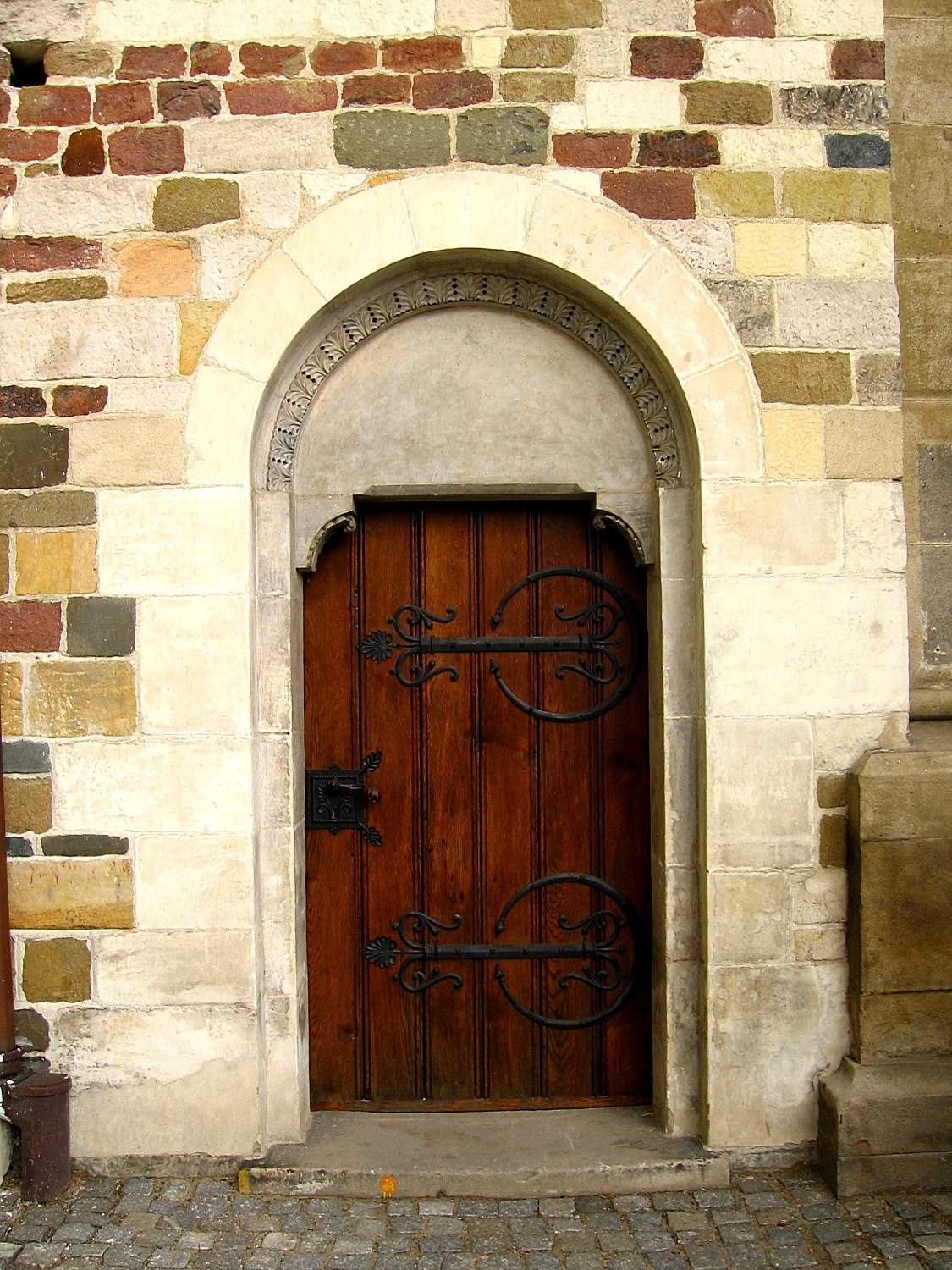 Solve Neorománský vstup do Zdíkova paláce v Olomouci - Neo-Romanesque ...