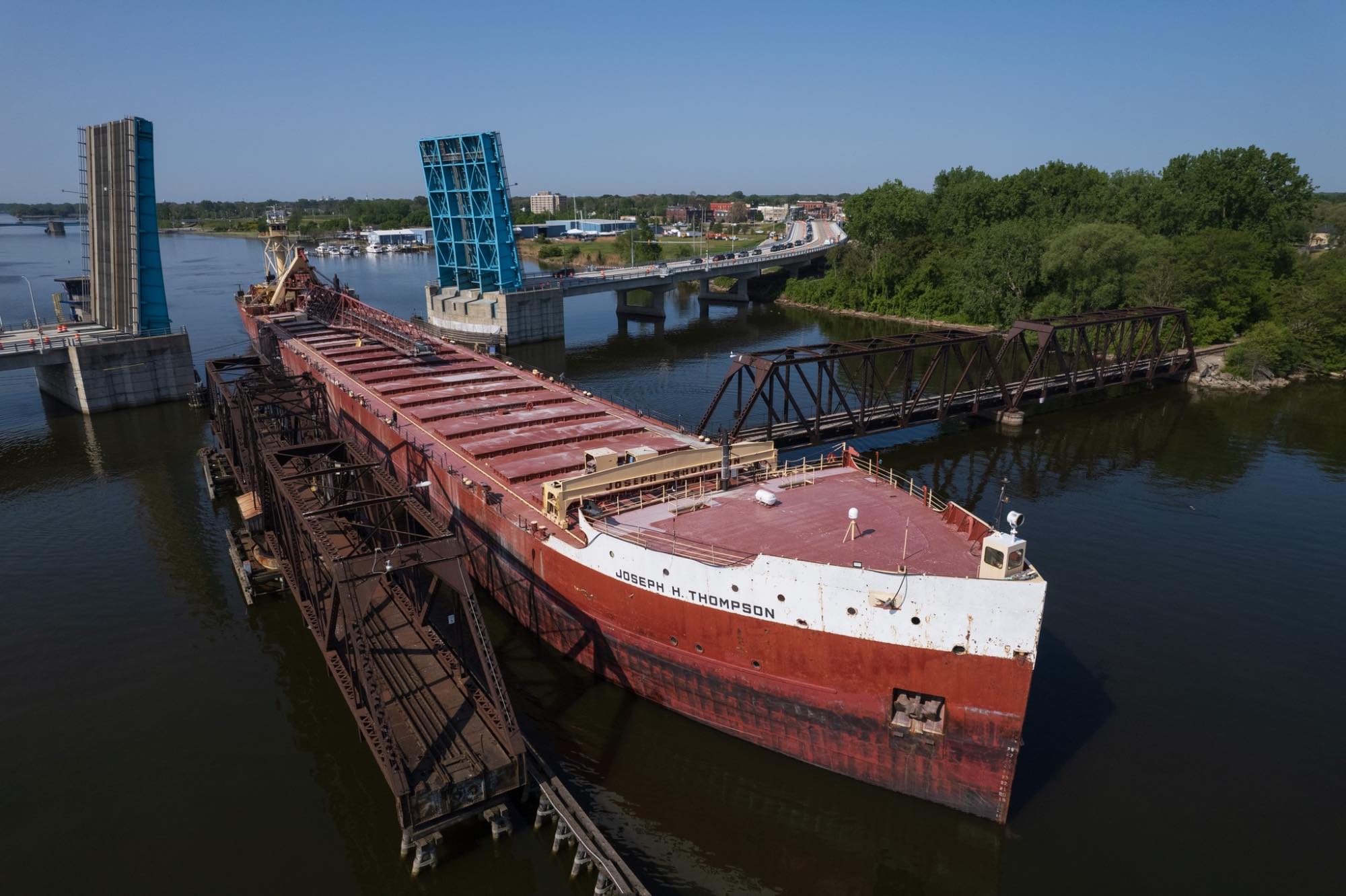 Solve Tug Laura L. VanEnkevort pushes the barge Joseph H. Thompson ...